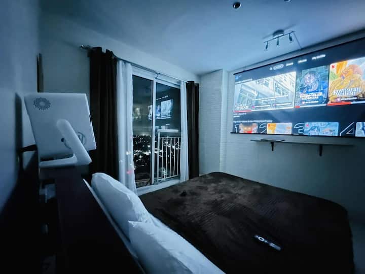 Sea Of Clouds View With 100" Inch Cinema Projector - Tagaytay