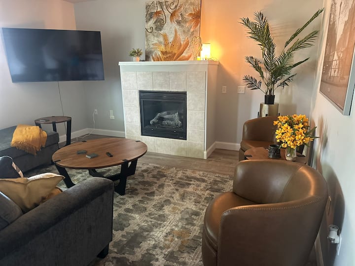 Citys Edge - 3 Bedroom Sleeps 12! 6 Miles Downtown - Madison, WI