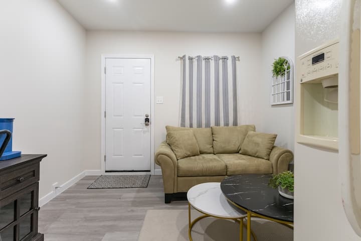 Quiet Studio W/ Workspace + Parking + Pet-friendly - Fredericksburg, VA