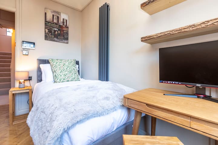 Walk To Oxford Street | 4 Tubes Nearby | Room 4 - Bloomsbury