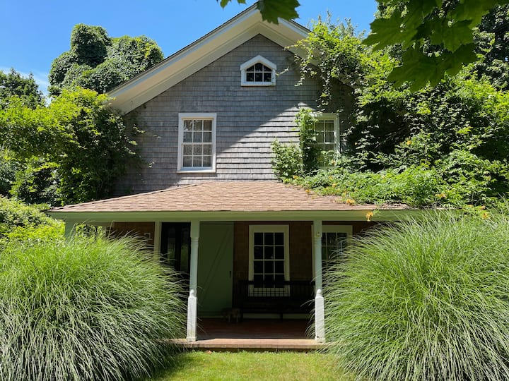 Designer Renovated Farmhouse With Pool - Shelter Island, NY