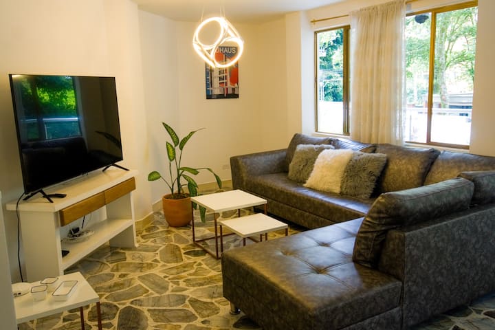 Apt , Pvte Builiding, Green Views, Wifi, 3 Br - Medellín