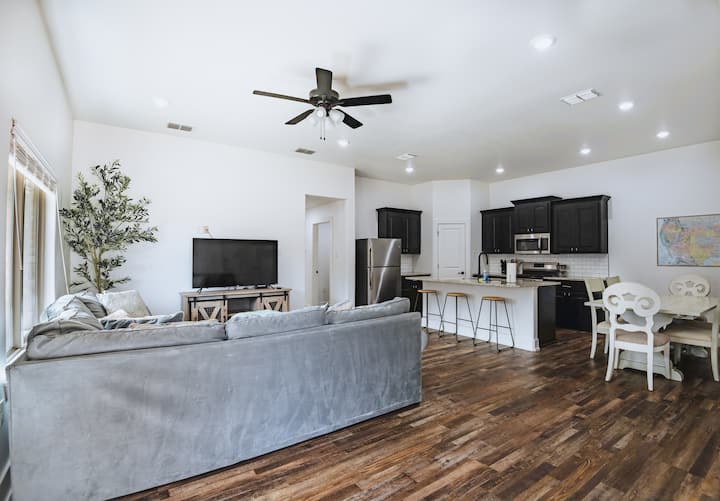 Dreamy Night, With 3 King Beds And Garage Access - Lubbock