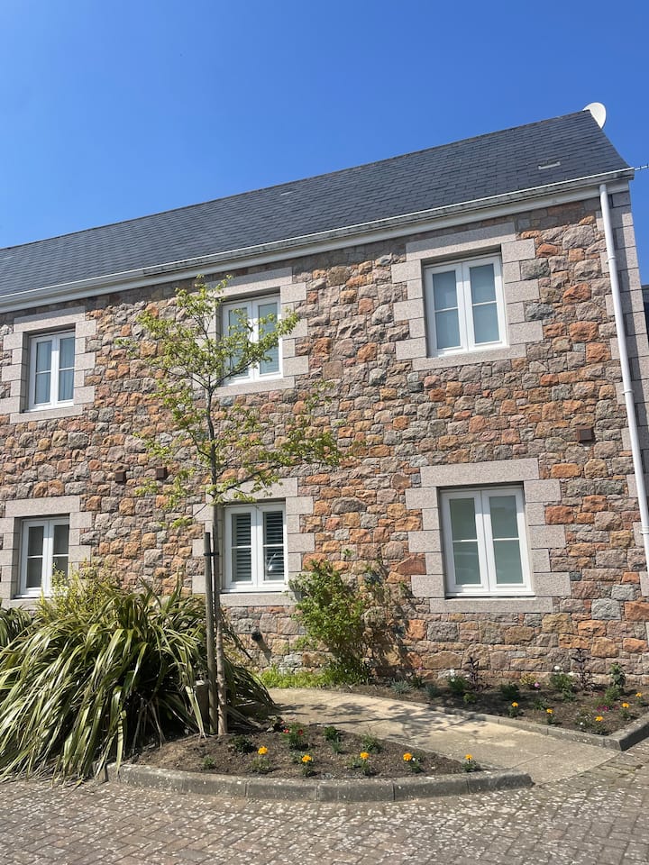 Modern, Spacious 3 Bed House Near Beach & Village - Jersey