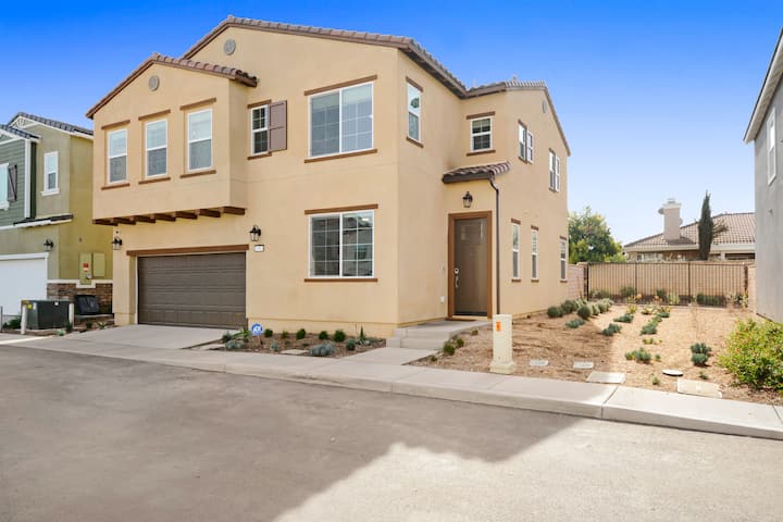 Spacious Home Away From Home For Families - Perris, CA
