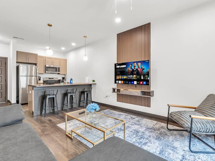 Beautiful & Charming | 1bd Apt | Free Parking - Indianapolis, IN