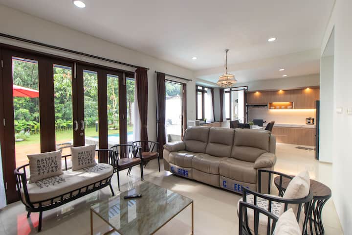 Villa W/ Private Pool Dago Pakar - 5br Family Only - Bandung