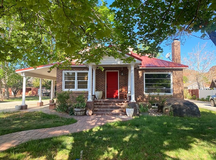 Large Family Retreat Near Zion•bryce•grand Canyon - Kanab, UT