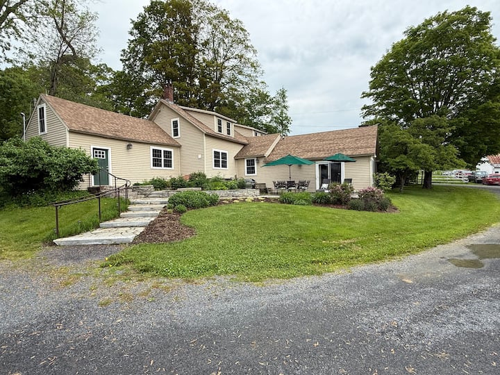 Antique Farmhouse With 
Spectacular Mountain View - Claremont, NH