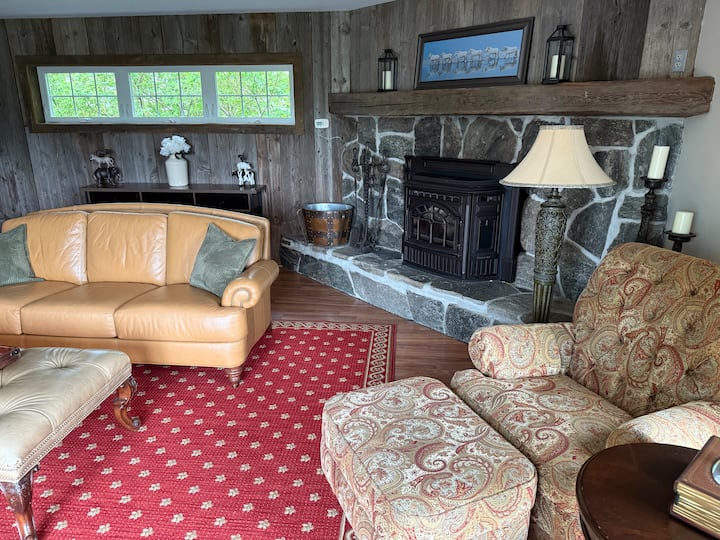 Antique Farmhouse With 
Spectacular Mountain View - Claremont, NH
