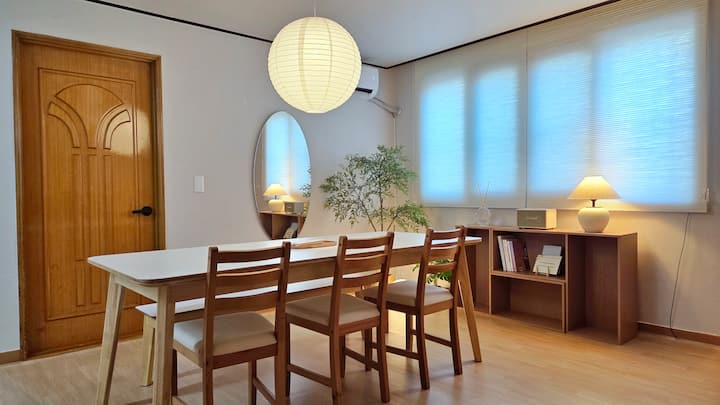 전포역 6분 | 메인거리 |  따뜻하고 아늑한 숙소 - Busan