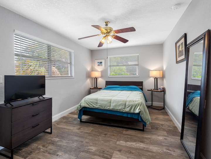 Cozy & Clean In House Of Green - Clearwater, FL