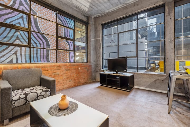 Stair Access; Nyc Style Chic & Spacious 1br Apt - Melbourne