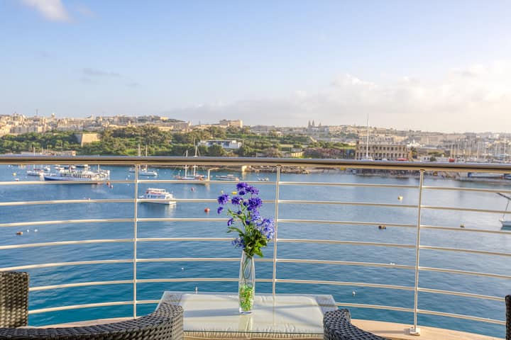 Stunning Seafront Apartment With Views Of Valletta - Valletta, Malta