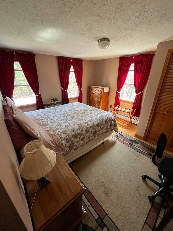 Queen Bedroom-near Boston But Suburban - Bedford, MA
