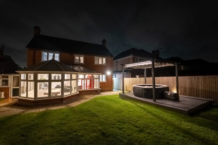 High End Luxury Home With Hot Tub | Parking, Ev - Watford