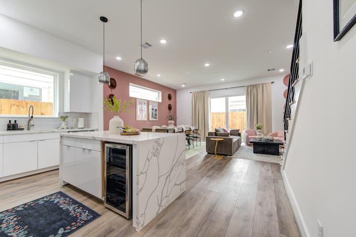Modern 3br Home|uh & Downtown| Pooltable|games|bbq - Houston, TX