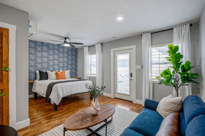 Modern Fully Equipped Studio, Gated Parking! - South Houston, TX