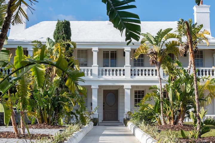 Upper Floor Queen Suite - Bermuda