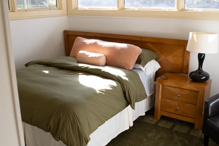 Mid Century Modern B&b W/ Game Room - Queen Bed - Columbus, MS