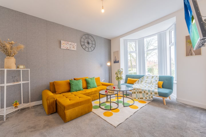 6br Retreat - 9 Beds, Sleeps 15, Cinema & Hot Tub - Rochdale