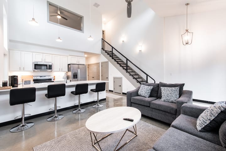Superhost ~ Beautiful New Modern Condo W/ 75" Tv - Plantation, KY