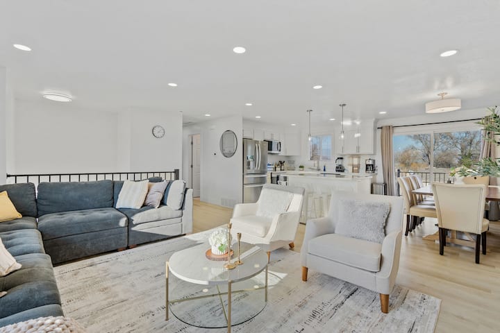 Wasatch Oasis - 2 Kitchens - Garage Parking - West Valley City, UT