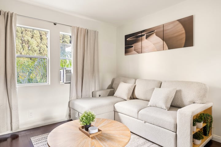 Sleek West Hollywood Getaway - Hollywood, CA
