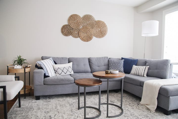 Pool, Game Room, Bbq, Sleeps 8 - London, Ontario