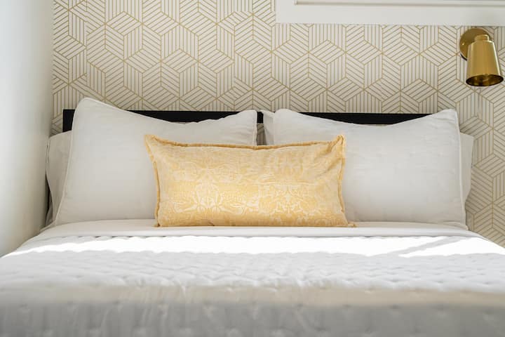 Large Groups, Sleeps 18, King Bds, Canyon Meadows - 캘거리