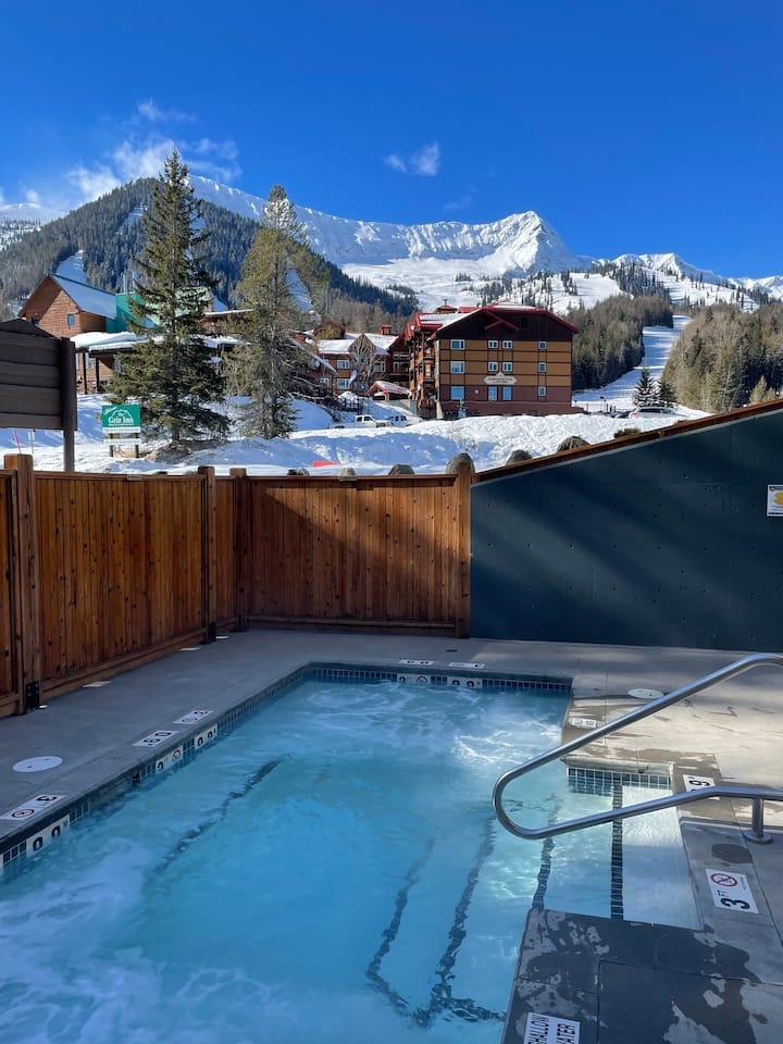 Ski In/out! Hottub & Pool -Ski Hill Views @Grizinn - Fernie