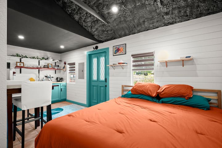 Boho Tiny Home · King Bed · Dog Yard · Near Trail - Austin, TX
