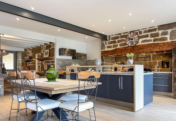 Villa Familiale 150m², 4 Ch, 5 Sdb, Jardin 800m² - Aurillac