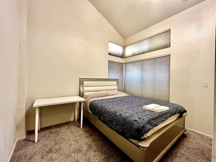 Private Bdrm In Single House To Shower & Sleep P6 - Stockton, CA