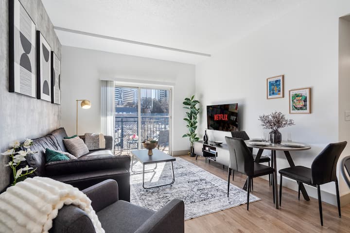 Modern Marvel | Free Parking, Near Stadium, Gym - Charlotte