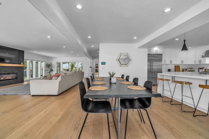 Stunning 5br Modern Home: City Views & Backyard - Los Angeles, CA