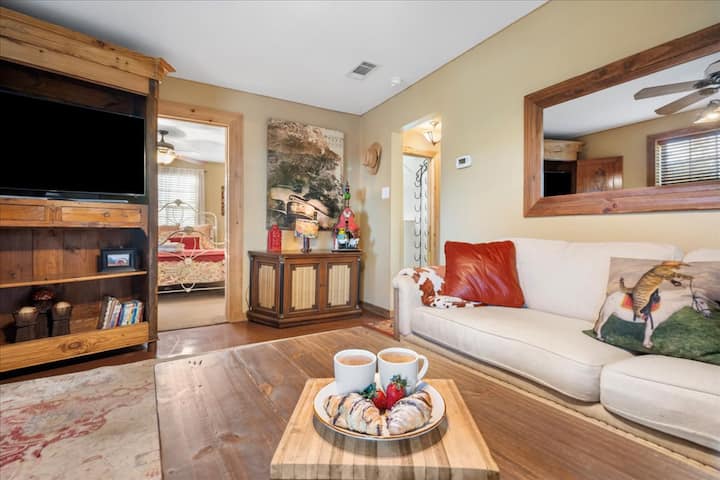 Rustic Barndo Farm Bliss – 5 Min Lake Georgetown! - Georgetown, TX