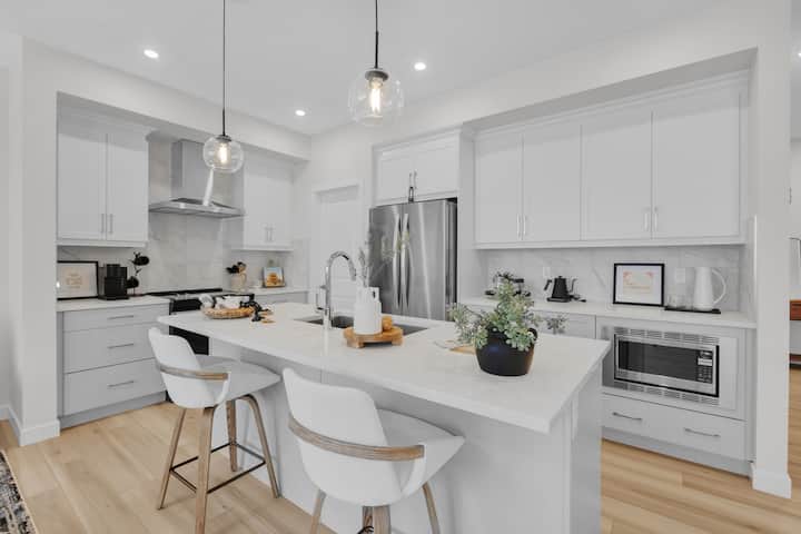 New | Luxury 5 Star Stay| Double Garage | Sleeps 7 - Edmonton