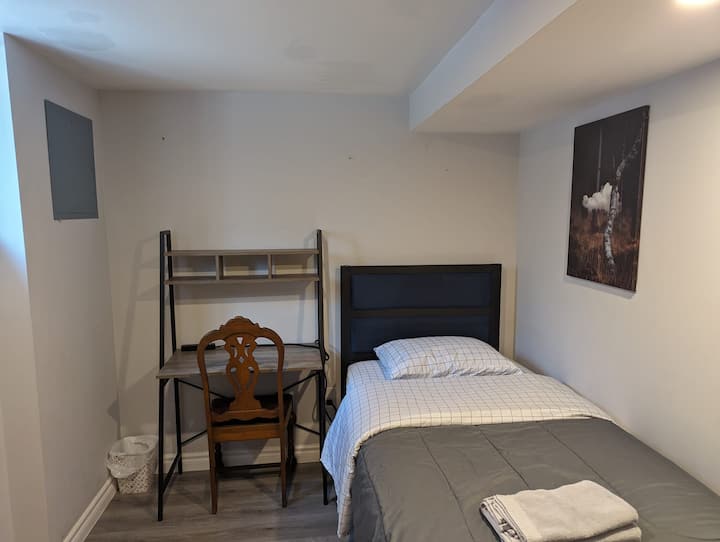 Roost: Basement Room With Bathroom - Airport 10kms - Mississauga