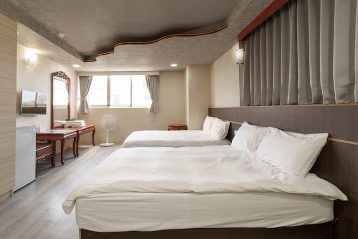 舒適四人房。獨立衛浴。鄰近愛河。駁二。絕佳地點 - 楠梓區