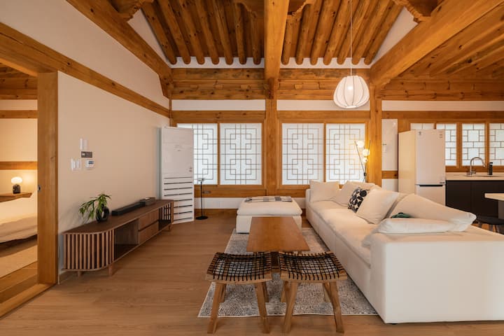 A Hanok In Harmony With Nature, Red Serenity - 양촌읍