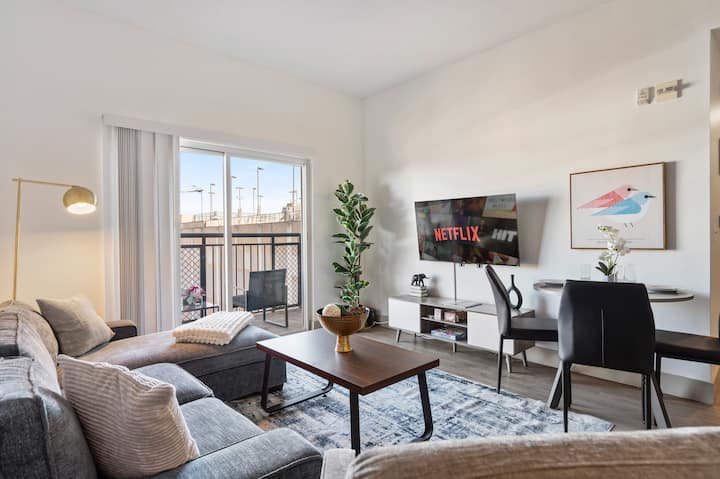 Cozy City Charm | Spacious, Balcony, Parking, Gym - Charlotte