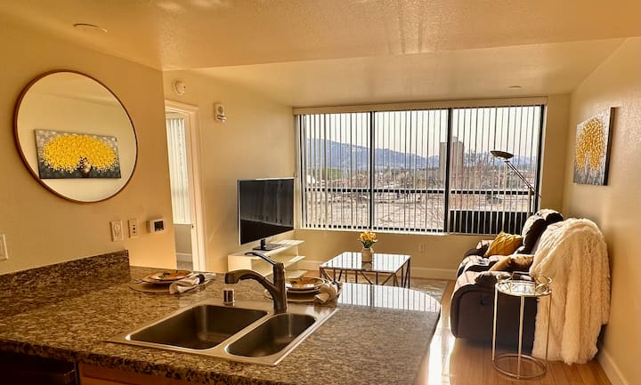 A Perfect Downtown Reno Retreat - Reno, NV