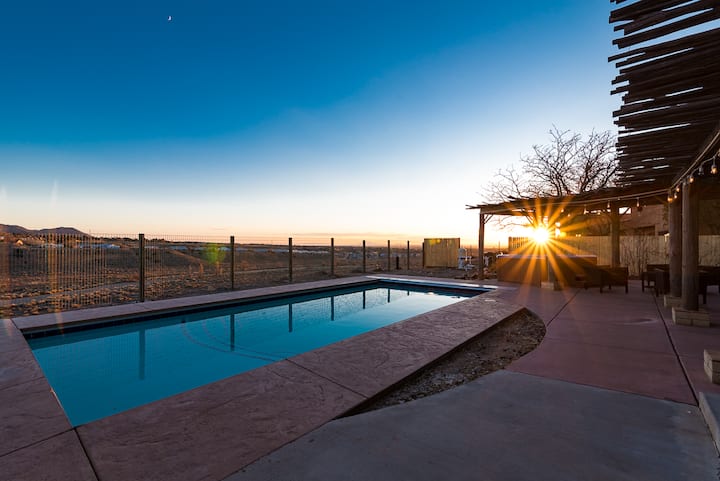 4000sf W/ Pool, Hot Tub, Sleeps 18 + Mtn Views - Albuquerque, NM