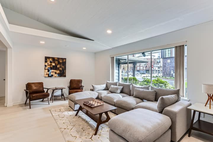 Elegant Luxury Home In Prime Downtown Bellevue - Bellevue, WA