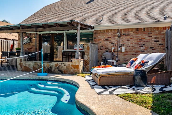 Splash Zone!  Bbqs, Bonfires & Pool Volleyball! - Richardson, TX