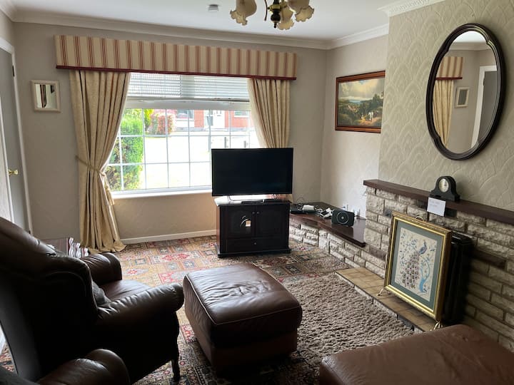 Comfortable And Convenient 4 Bedroom Home - Aéroport international de Belfast (BFS)