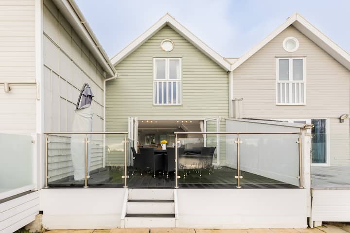 Spring Lake Lodge | Lakeside | Parking - South Cerney