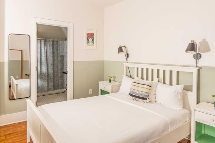 Cozy Private Room + Free Parking - Miami, FL