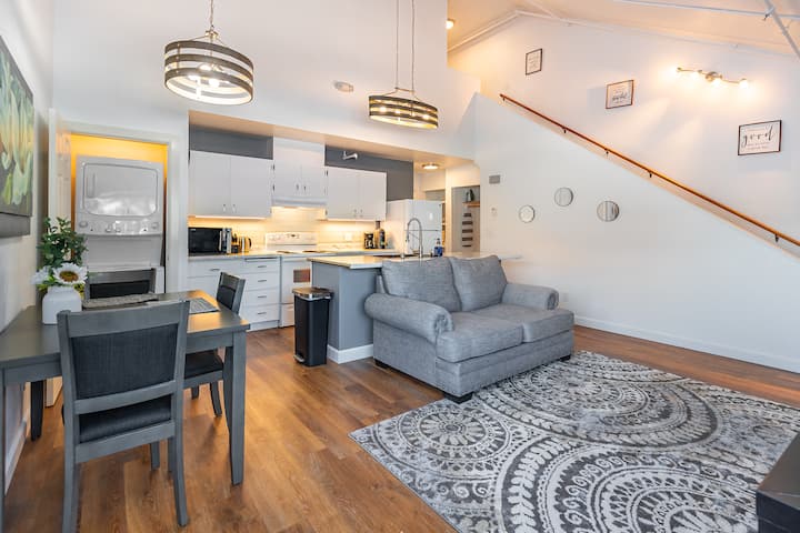 Modern Aurora Loft Sleeps 6 W Full Kitchen/laundry - Fairbanks, AK